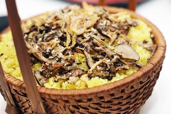 Have you ever tried Xoi Trung Kien – steam glutinous rice with ant egg ...